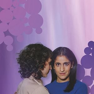 Bilder und Fotos auf Loving Her Staffel 2 - FILMSTARTS.de