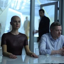 Bilder und Fotos auf Better Than Us Staffel 1 - FILMSTARTS.de