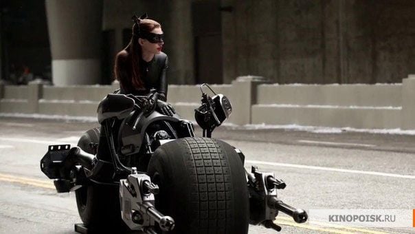 "The Dark Knight Rises": Neue Bilder zeigen Batman im Bett mit Miranda ...