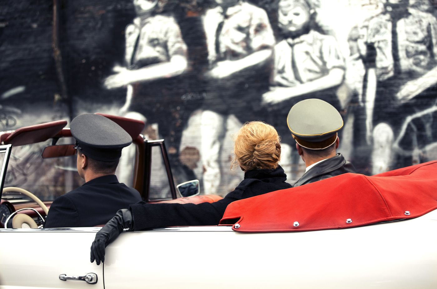 "Er ist wieder da": Neue Bilder zur Kinoadaption der Hitler-Satire ...