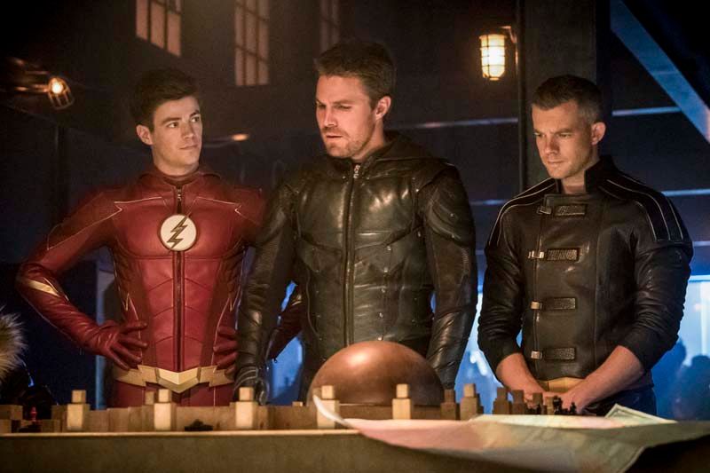 Nazi-Versionen von Supergirl, Arrow und The Flash auf fast 100 Bildern ...
