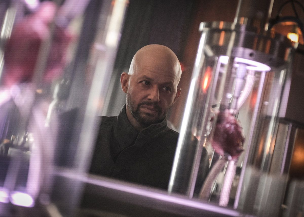 "Supergirl": Erste Szenenbilder von "Two And A Half Men"-Star Jon Cryer ...