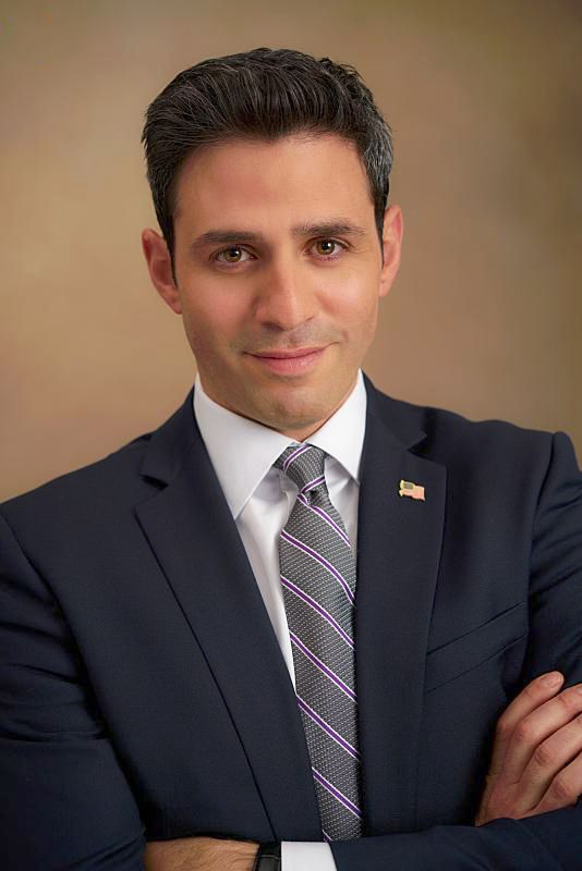 BrainDead: Bild Charlie Semine - 42 von 56 - FILMSTARTS.de