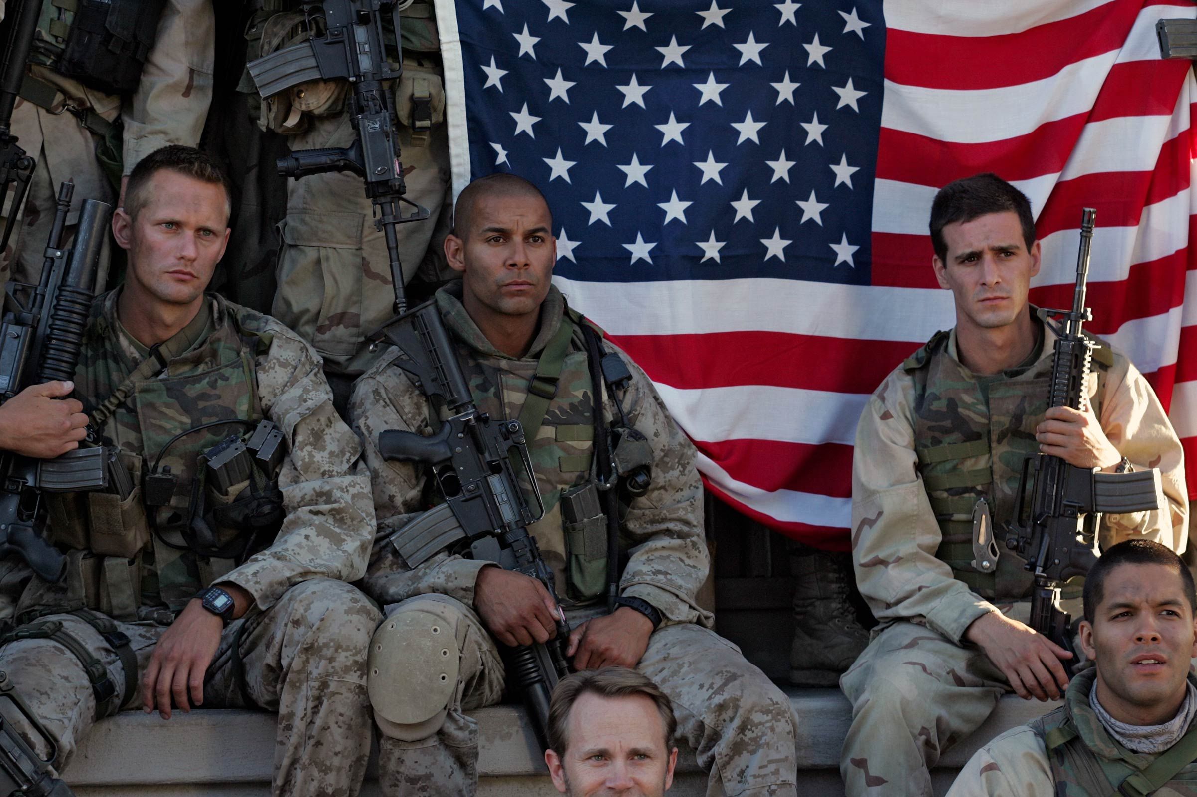 Generation Kill: Bild James Ransone, Jon Huertas - 5 von 13 - FILMSTARTS.de