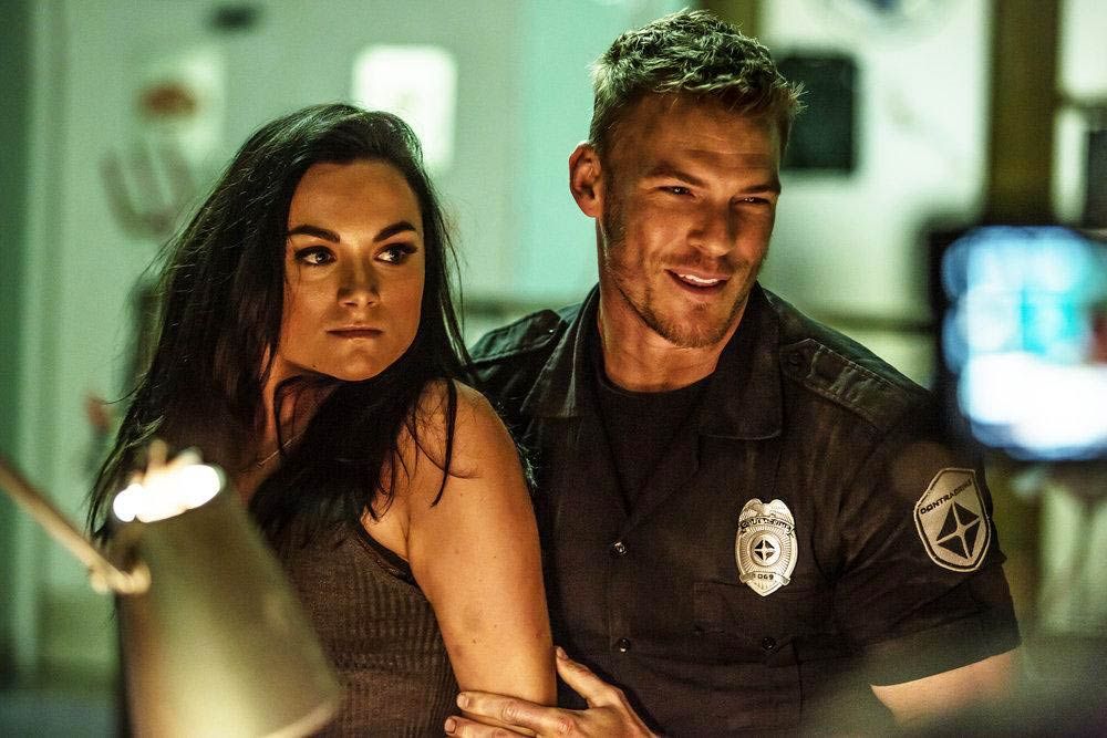 Bild zu Alan Ritchson - Blood Drive : Bild Christina Ochoa, Alan ...