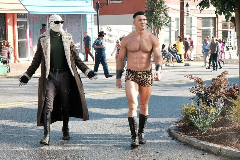 Bild zu Matt Bomer - Doom Patrol : Bild Matt Bomer, Devan Long - Foto 53 von 345 - FILMSTARTS.de
