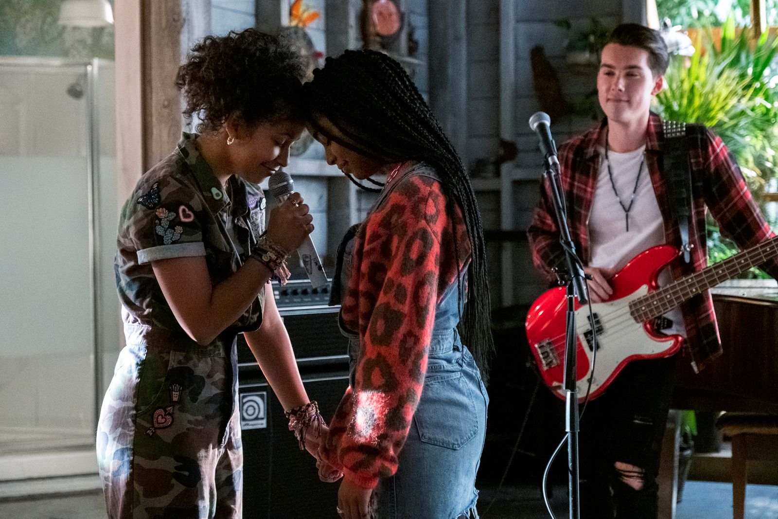 Bild zu Madison Reyes - Julie and the Phantoms : Bild Jeremy Shada ...