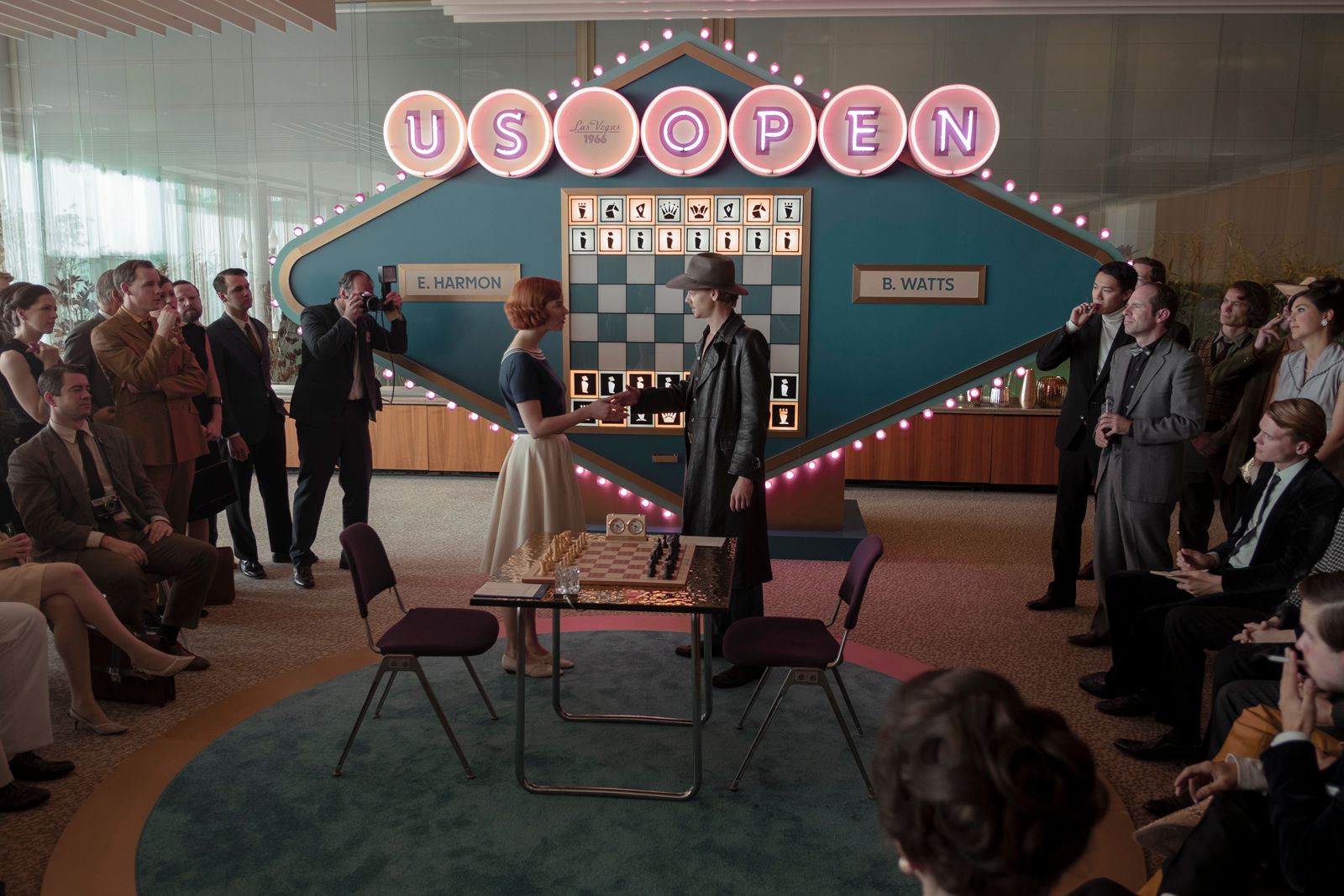 Bild zu Anya Taylor-Joy - Das Damengambit : Bild Thomas Brodie-Sangster ...