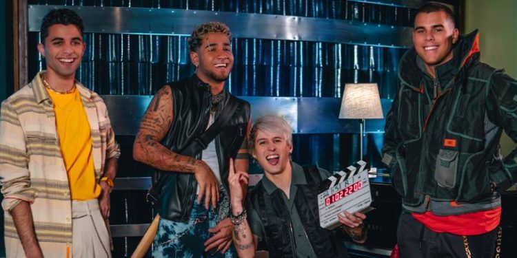 4Ever: 4Ever : Vignette (magazine) - 4 von 5 - FILMSTARTS.de