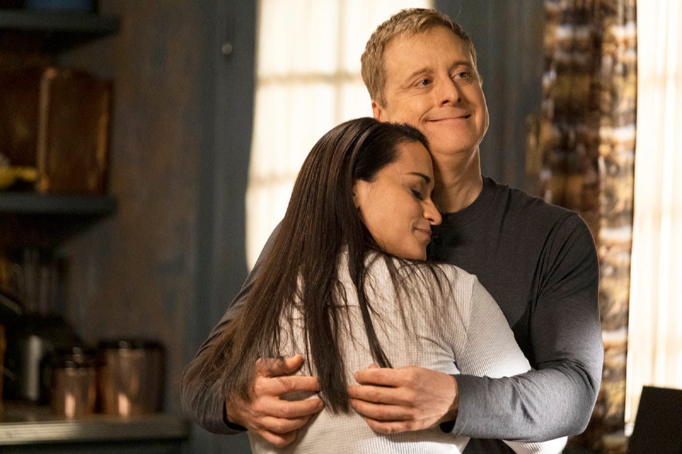 Resident Alien: Resident Alien : Bild Sara Tomko, Alan Tudyk - 13 von ...