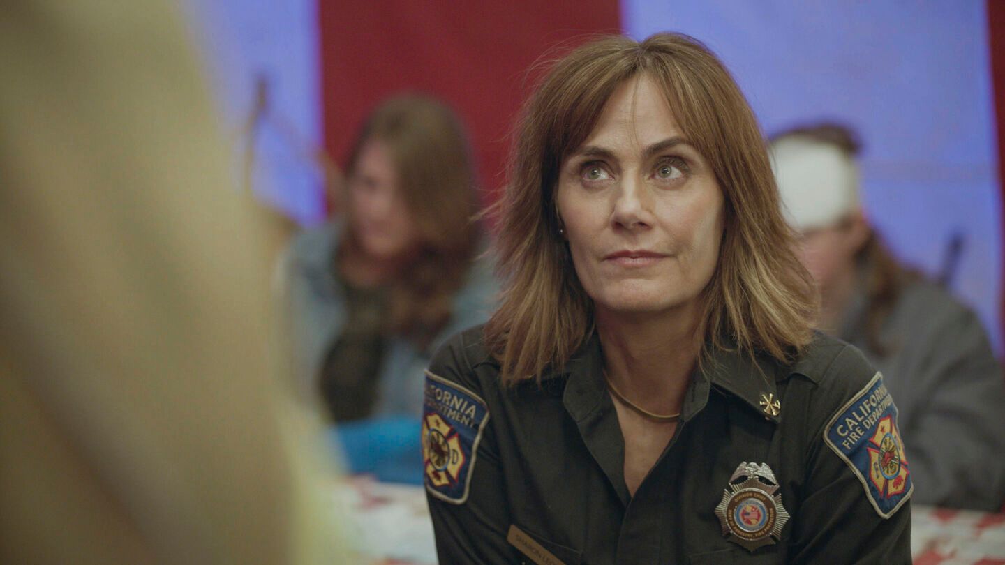 Fire Country: Fire Country : Bild Diane Farr - 17 von 32 - FILMSTARTS.de