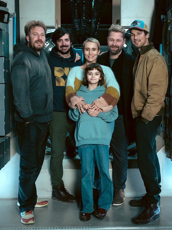 Hello - TV-Serie 2024 - FILMSTARTS.de