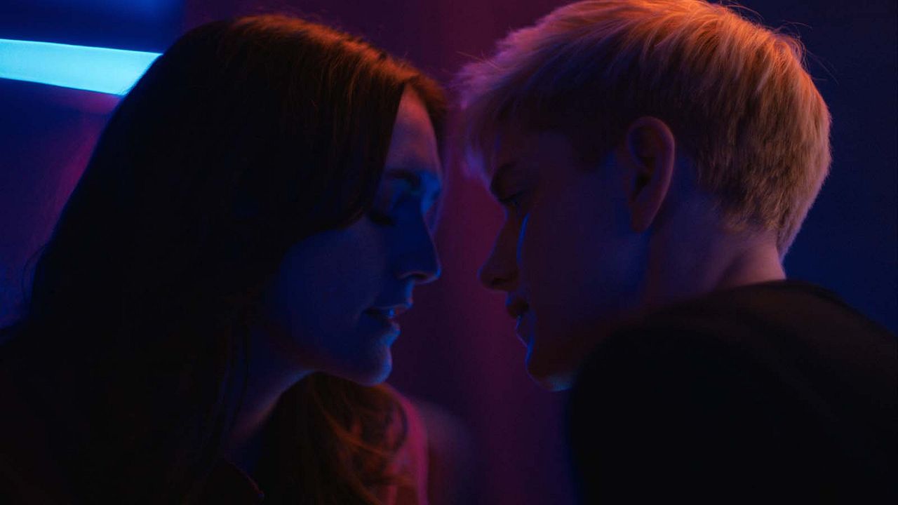 Bild zu Mae Martin - Bild Mae Martin, Charlotte Ritchie - Foto 10 von ...