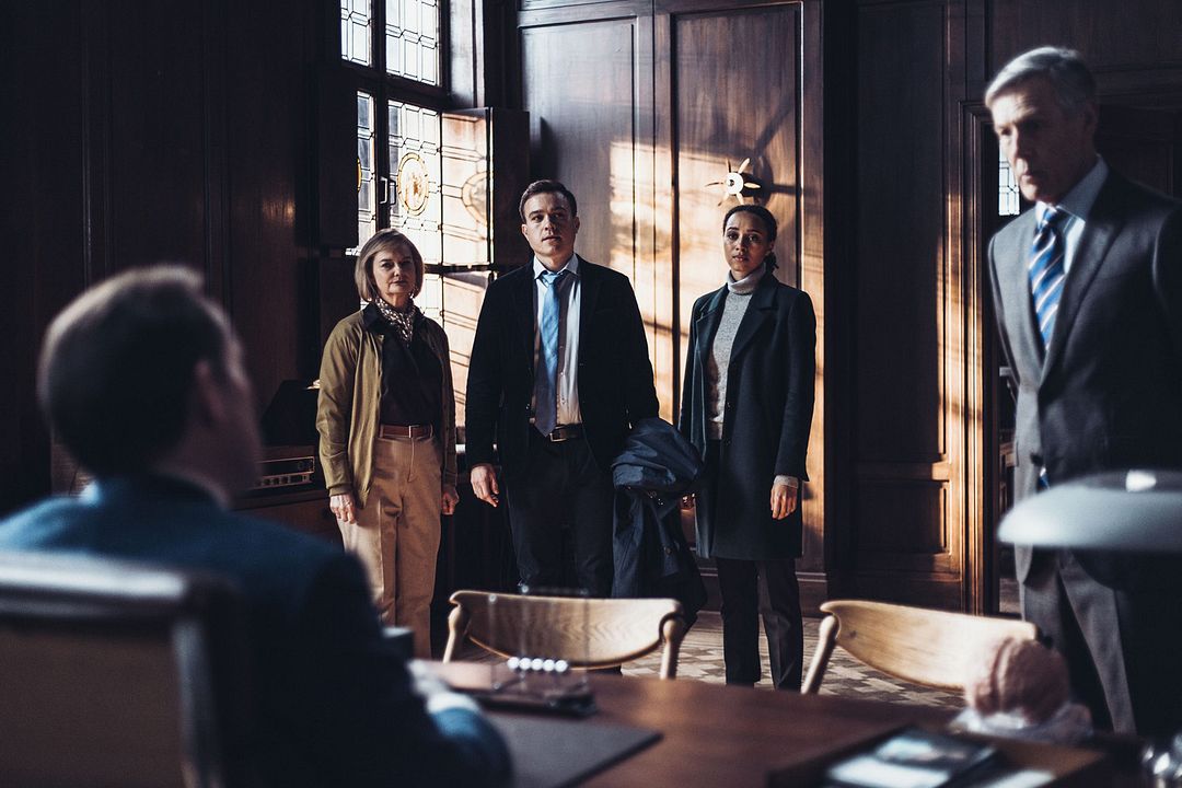 Professor T. (2021): Bild Emma Naomi, Sarah Woodward, Barney White - 24 ...