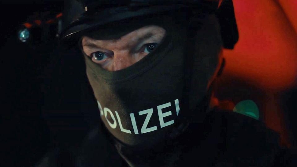Cyberbunker: Darknet in Deutschland Trailer - Cyberbunker: Darknet in ...